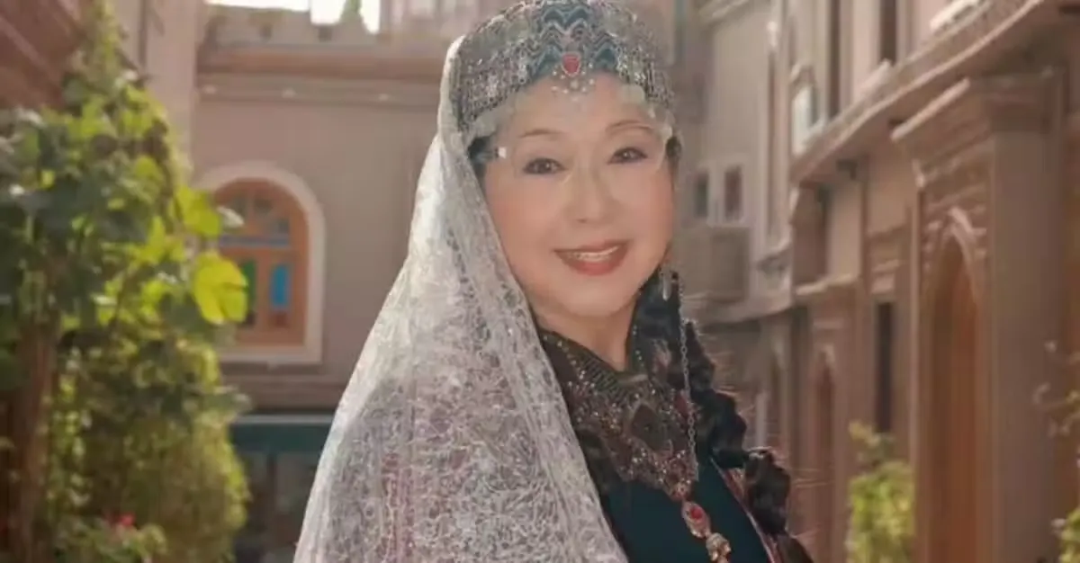 73歲TVB老戲骨新疆旅遊！曬少數民族服裝美照，身材圓潤氣質佳